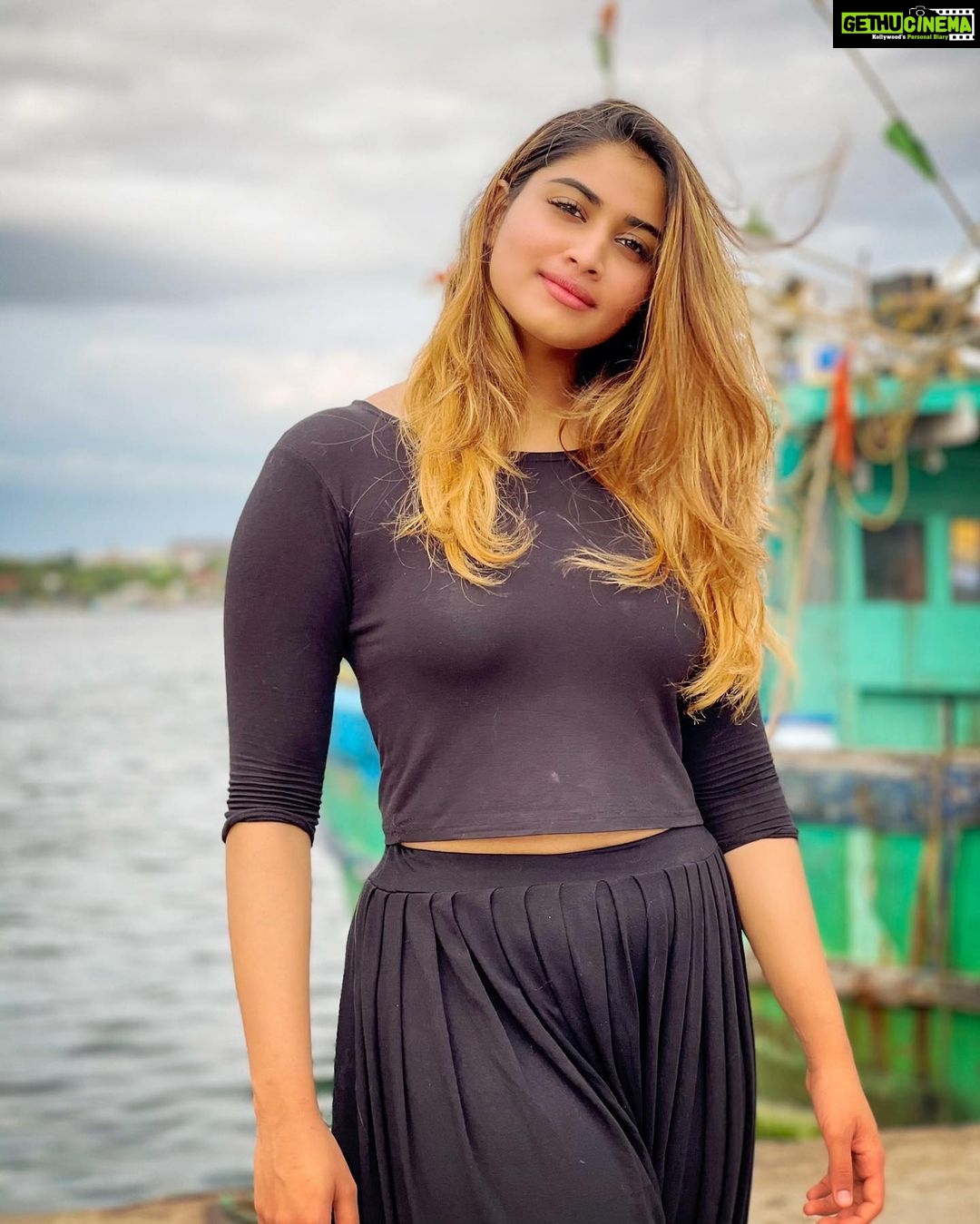 Shivani Narayanan Instagram – காற்றுவாங்க போனேன் 🤍 Kasimedu Fishing ...