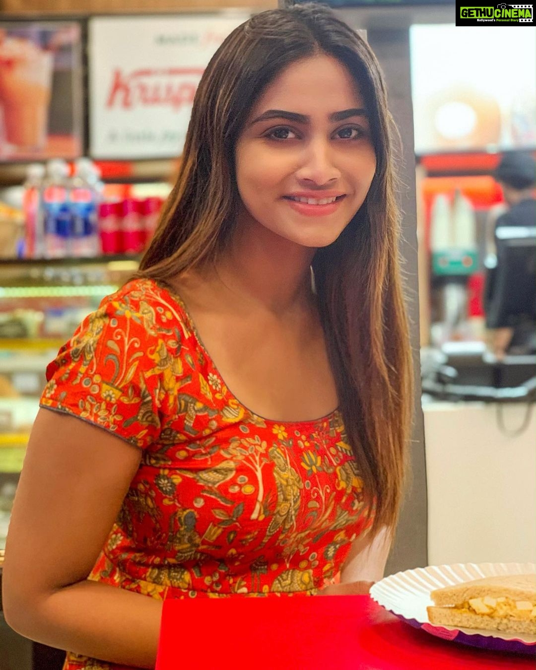 Shivani Narayanan Instagram – Food is Love ️ Wht’s your favorite food ...