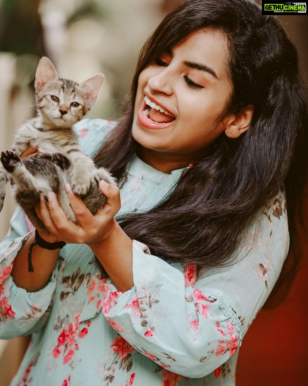 Sivaangi Krishnakumar Instagram – Smile..ft Pulimurigan 😎🐱😻 PC ...