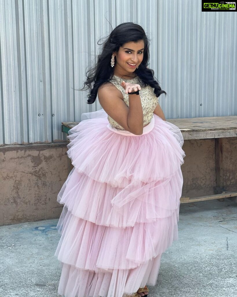 Sivaangi Krishnakumar Instagram - Loving this colour recently..🌸 For ...