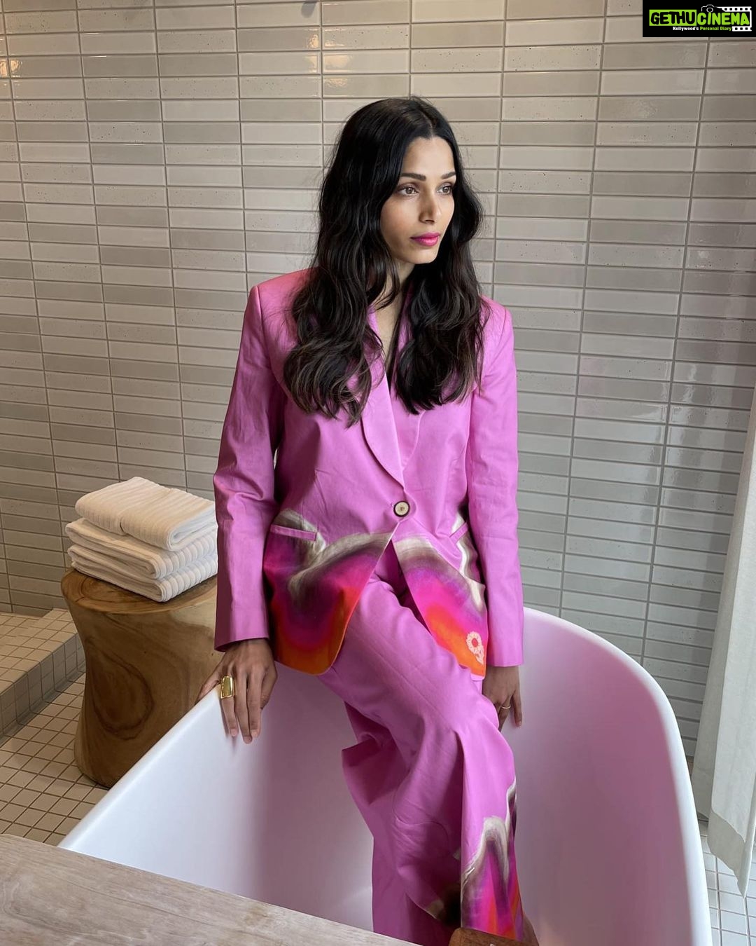 Freida Pinto Instagram – A bathtub moment for @mrmalcolmslist press ...