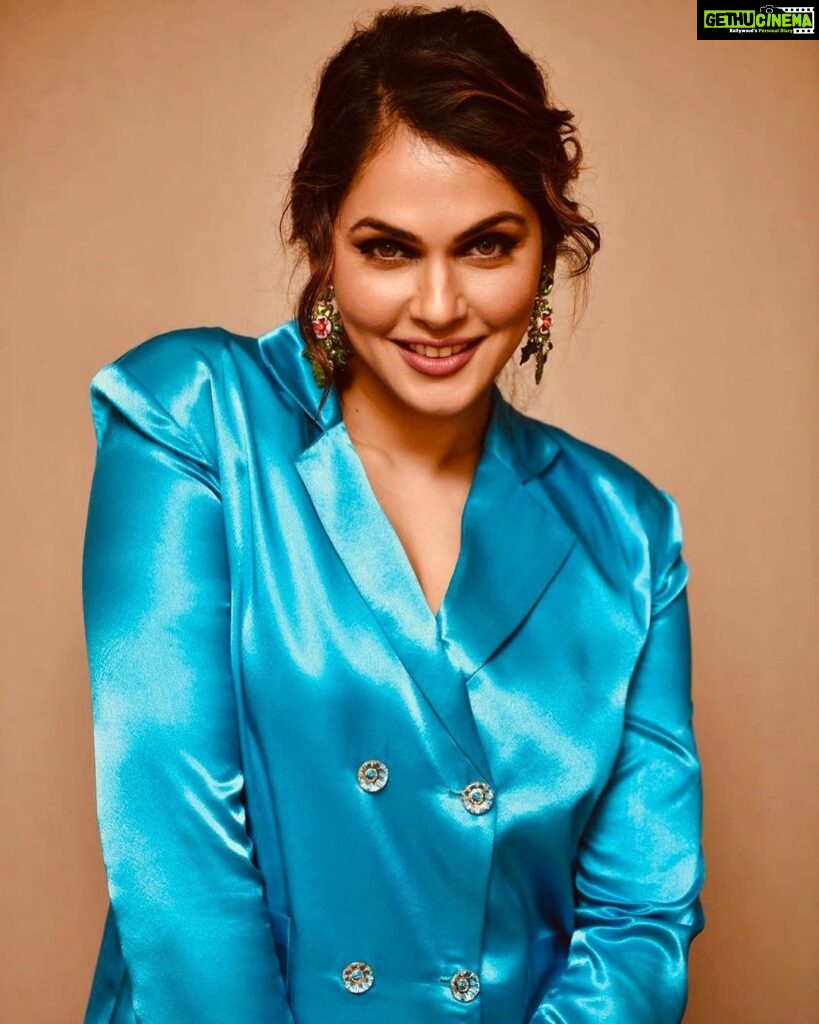 Actress Isha Koppikar HD Instagram Photos and Wallpapers July 2022 ...