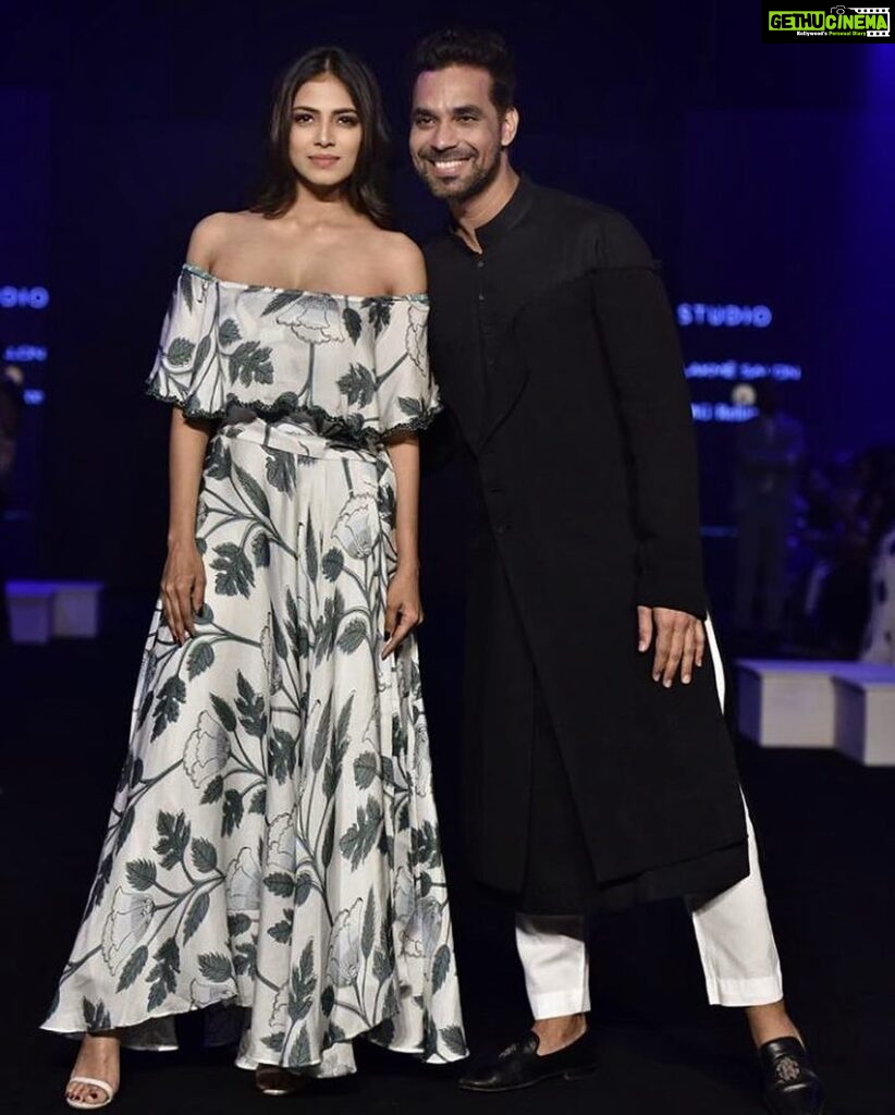 Malavika Mohanan Instagram - 🍃 . . Wearing @punitbalanaofficial Styled ...