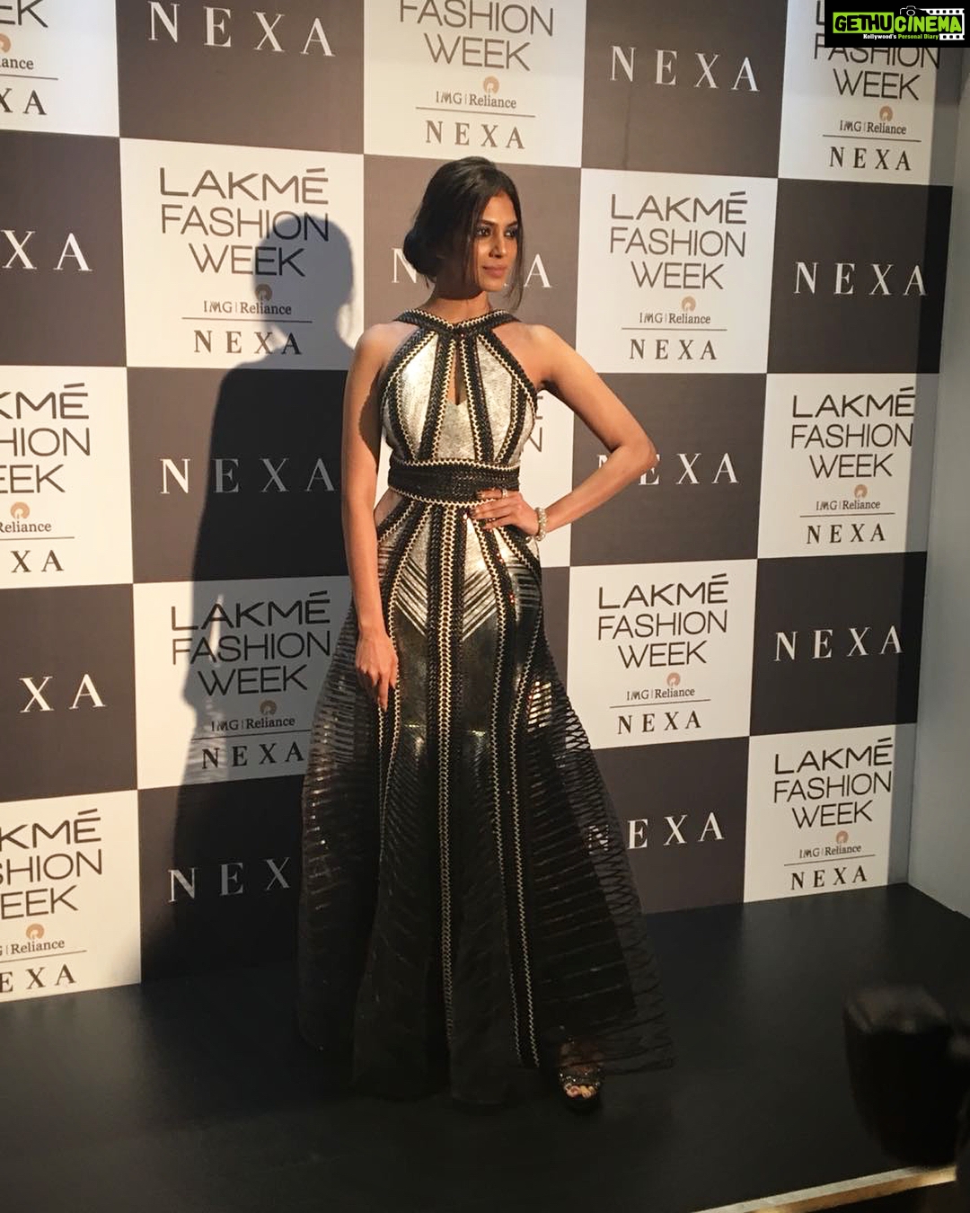 Malavika Mohanan Instagram – @amitaggarwalofficial 🖤 💎 @mahesh ...