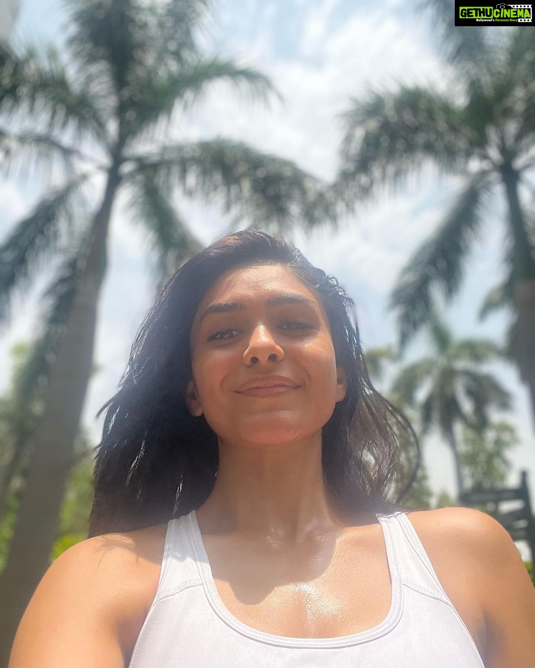 Mrunal Thakur Instagram – How to curb midnight cravings ? 🍔🌭🌮🌯🥙🥗🥪🍕 ...