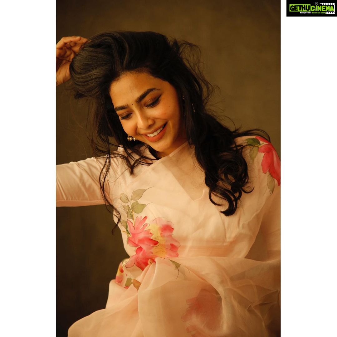 Aishwarya Lekshmi Instagram - Conversation 1: Hair is not looking nice ...