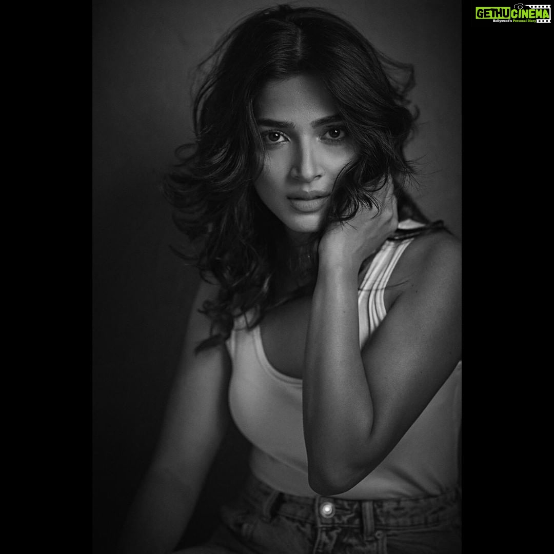 Anagha Instagram – 🖤 Styled by: @alliaalrufai Hair & Make up ...