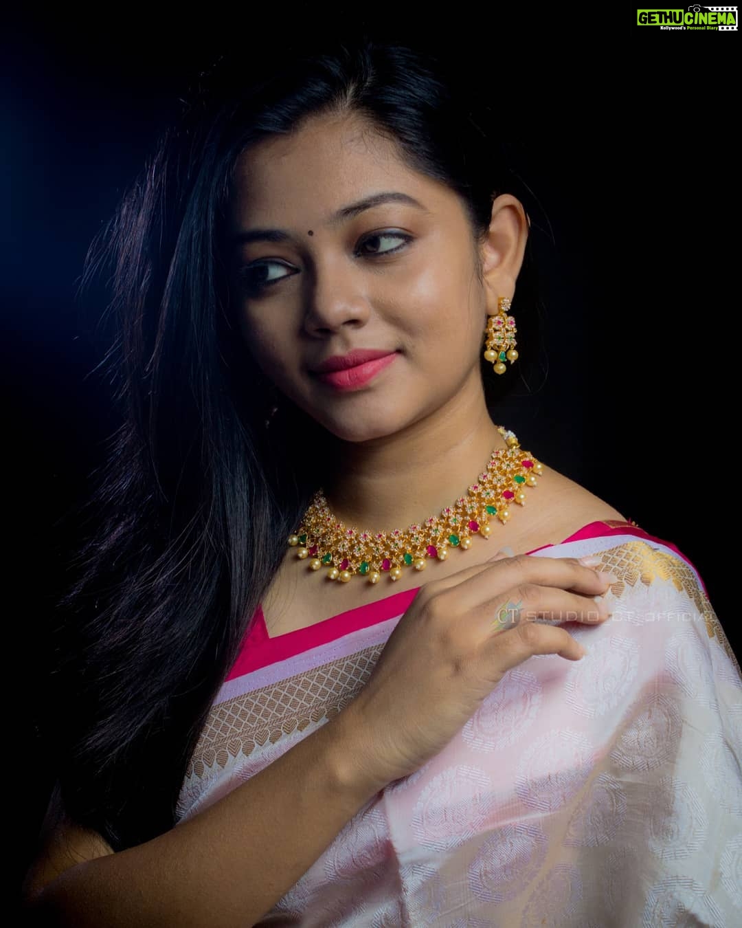 Anitha Sampath Instagram – வாசம் மட்டும் வீசும் பூவே வண்ணம் கொஞ்சம் ...