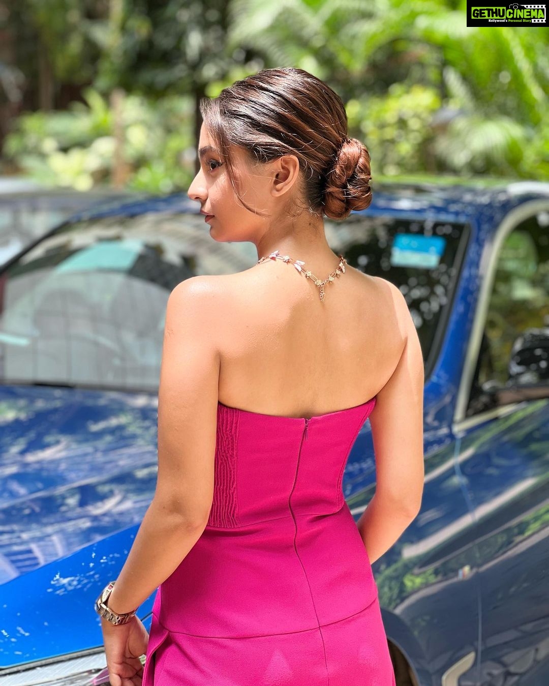 Anushka Sen, back side, pink | Gethu Cinema
