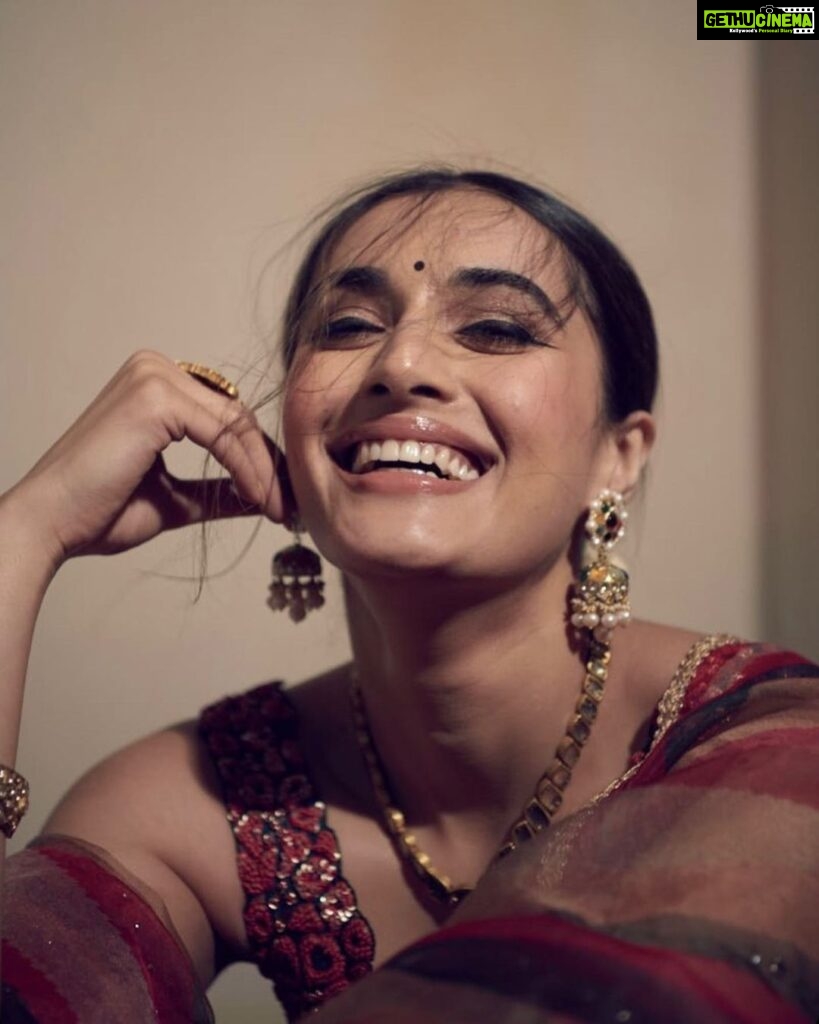 Actress Divyansha Kaushik HD Instagram Photos and Wallpapers May 2022 ...