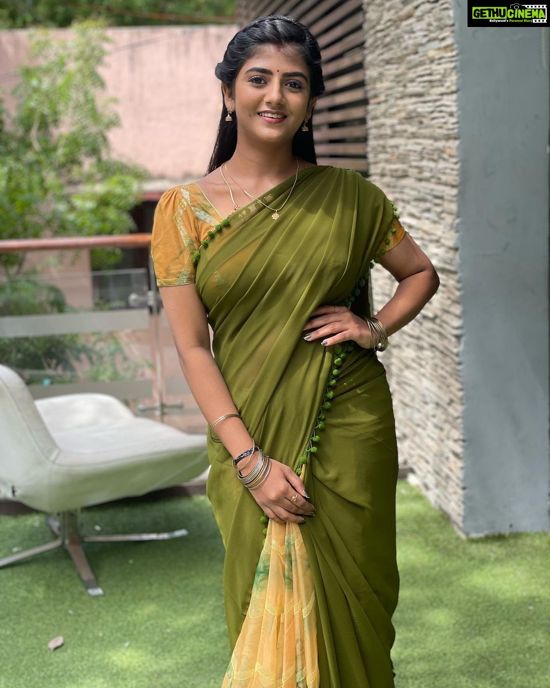 Gabriella Charlton Instagram – Flowers and viboothi is a vibe 🪔 Saree ...