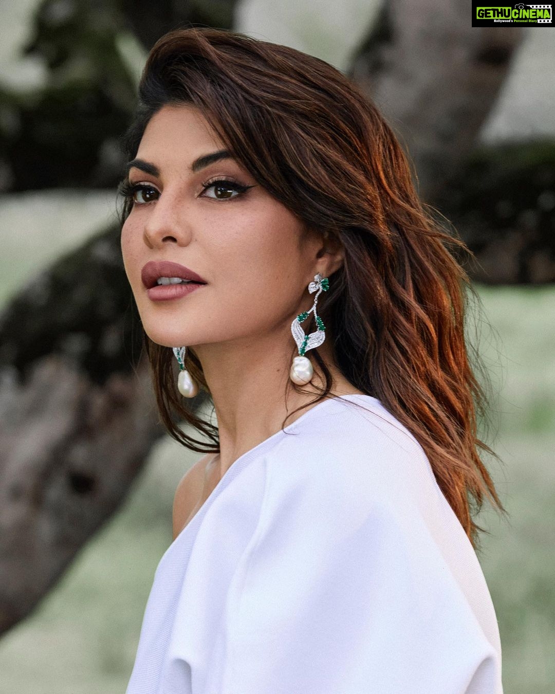 Jacqueline Fernandez Instagram – 🤍 Happiness is wearing #CJS jewellery ...
