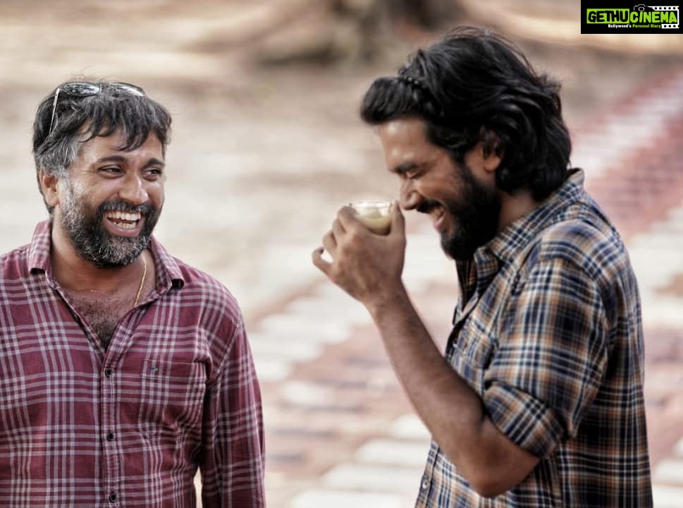 Kalidas Jayaram Instagram – With our DOP satish ettan @satheesh_kurup 😂 | Gethu Cinema