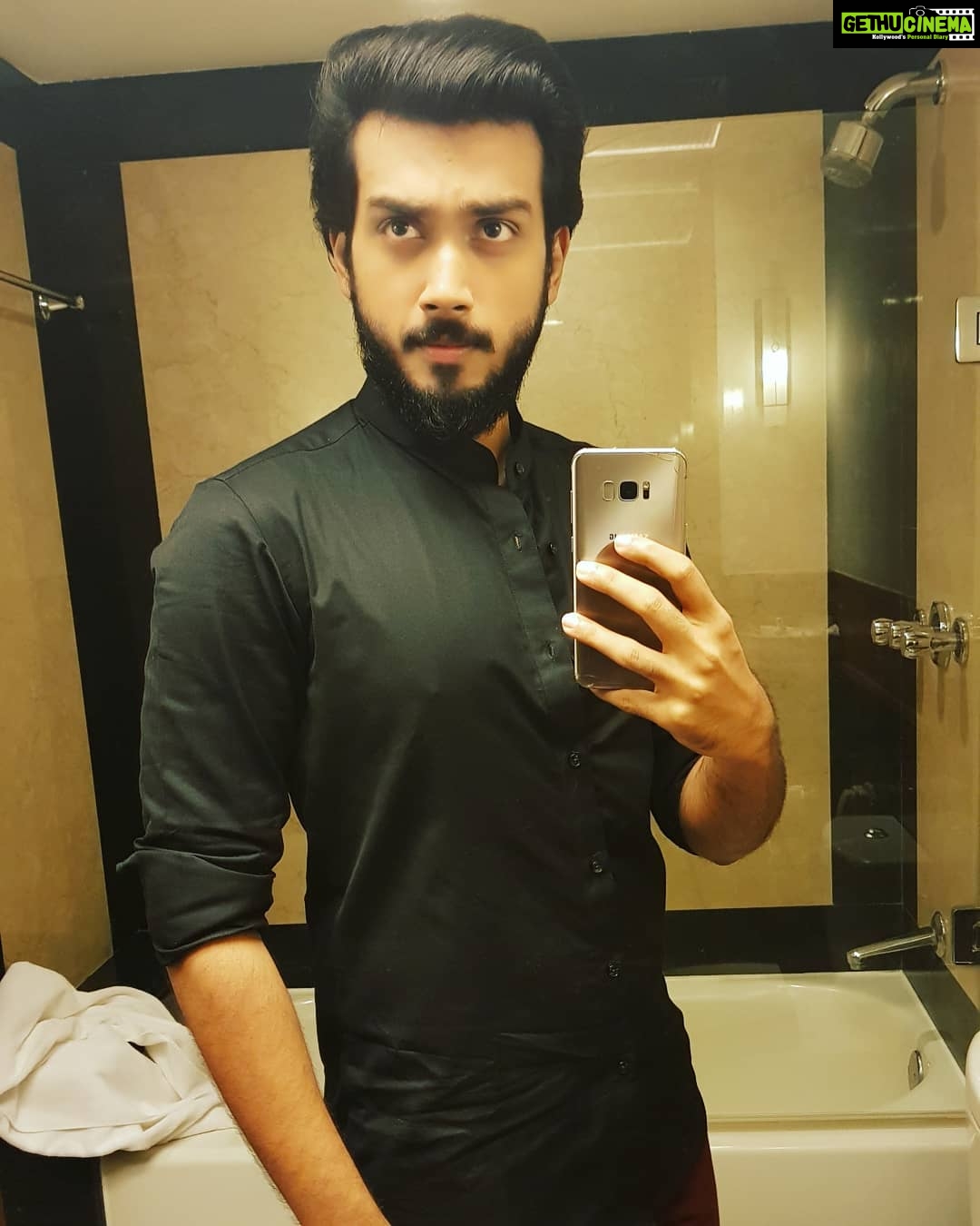Kalidas Jayaram Instagram – The mandatory mirror selfie 😉 | Gethu Cinema