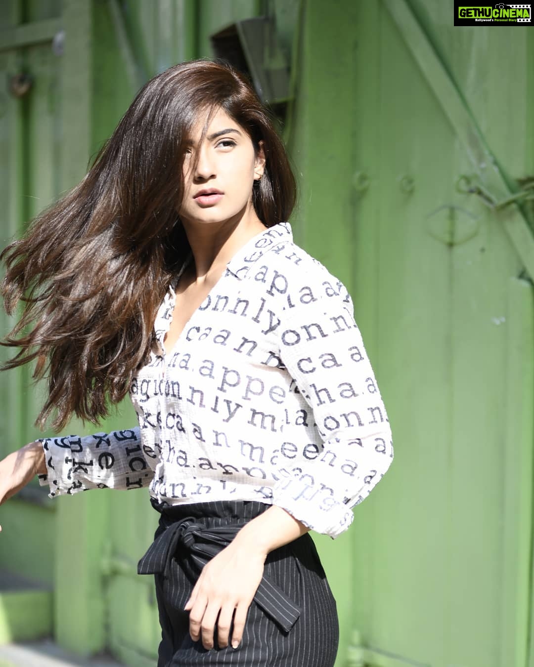 Actress Kashmira Pardesi HD Instagram Photos and Wallpapers October 2019 | Gethu Cinema