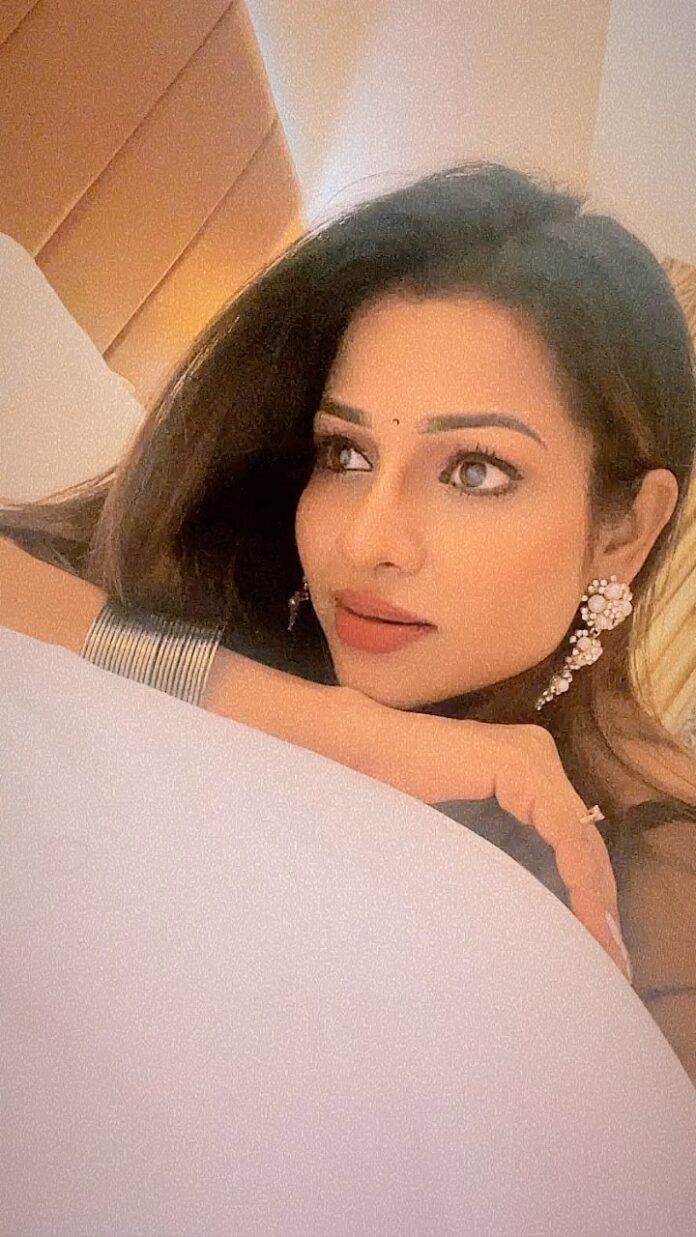 Actress Leesha HD Photos and Wallpapers November 2022 - Gethu Cinema