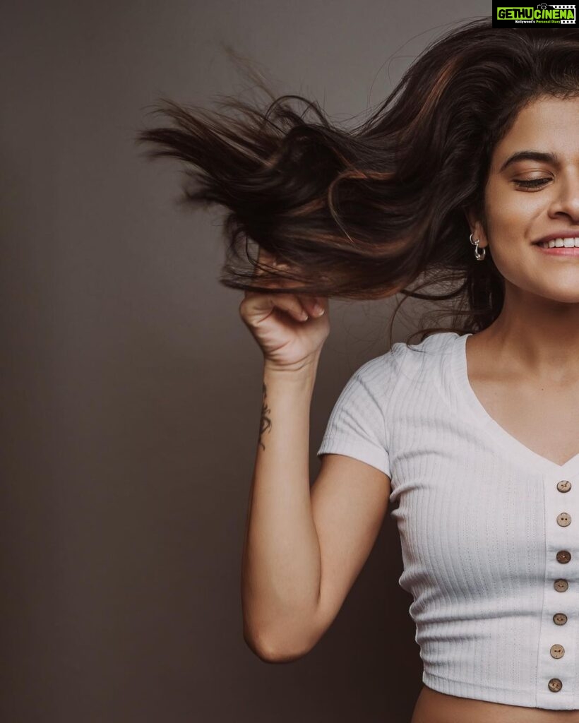 Actress Maya Sundarakrishnan HD Instagram Photos and Wallpapers July ...