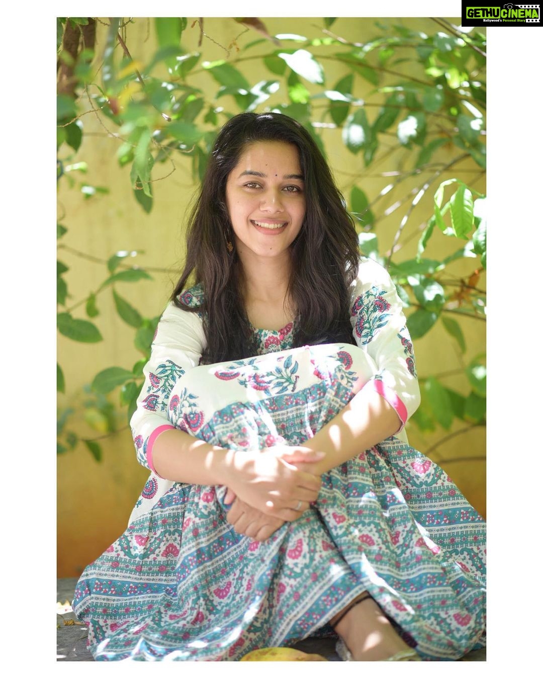 Mirnalini Ravi Instagram – HOPE is seeing light in spite of being ...