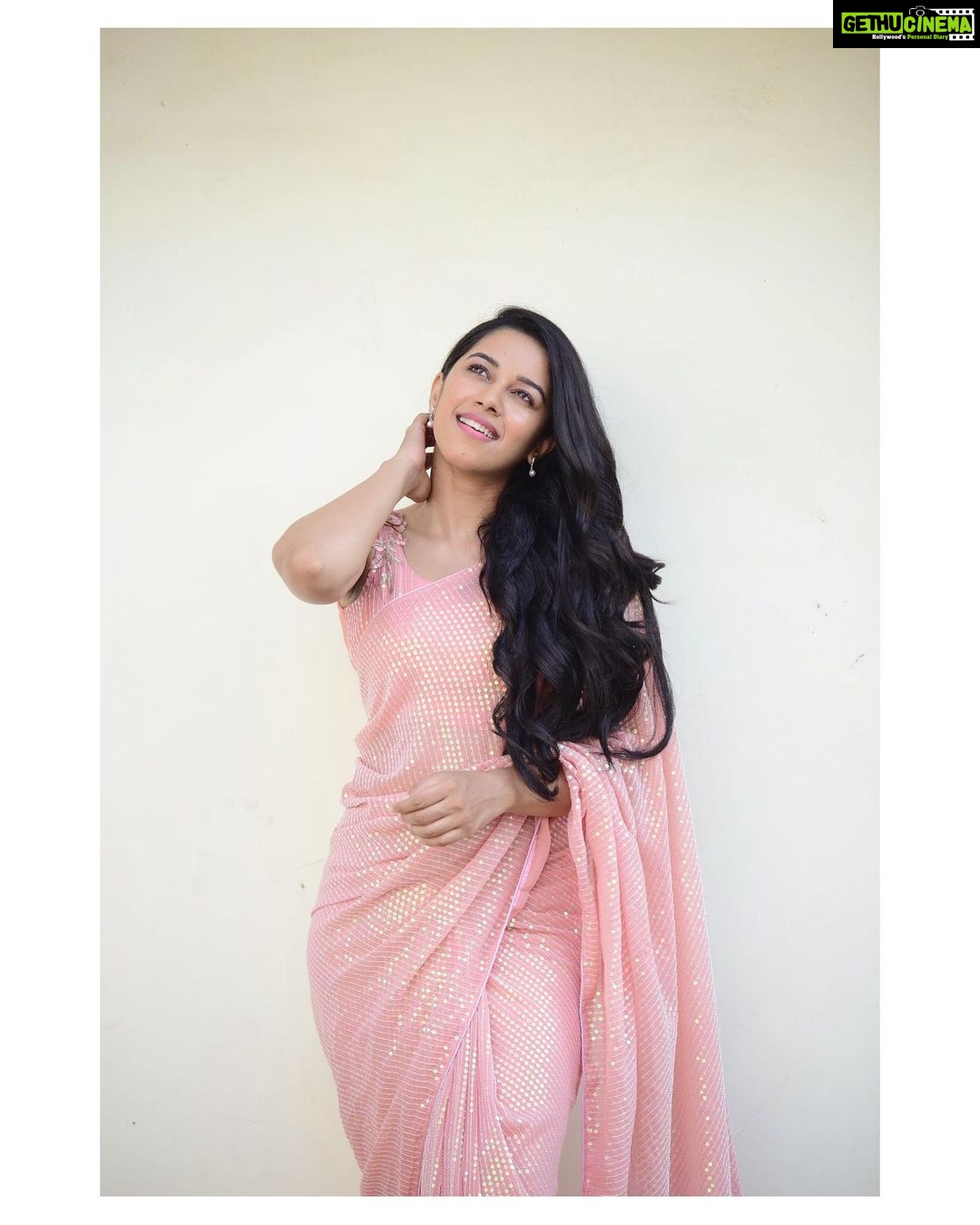Actress Mirnalini Ravi HD Photos and Wallpapers April 2020 - Gethu Cinema