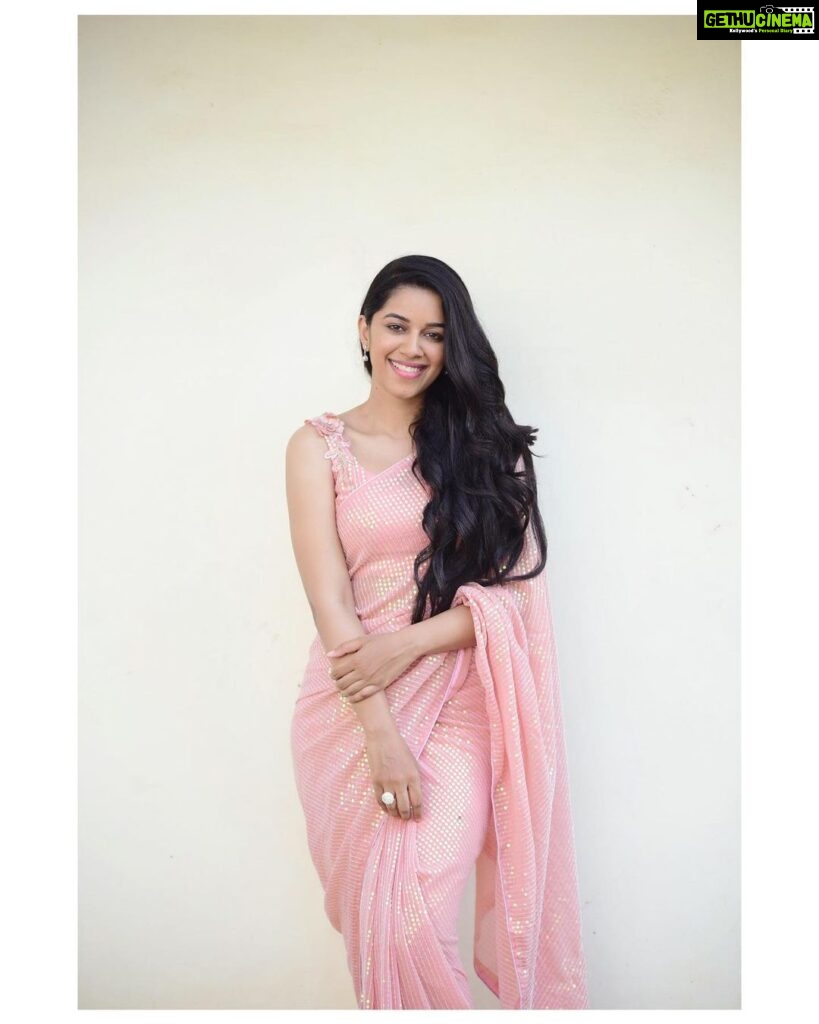 Actress Mirnalini Ravi HD Photos and Wallpapers April 2020 - Gethu Cinema