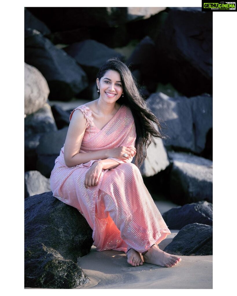 Actress Mirnalini Ravi HD Photos and Wallpapers April 2020 - Gethu Cinema