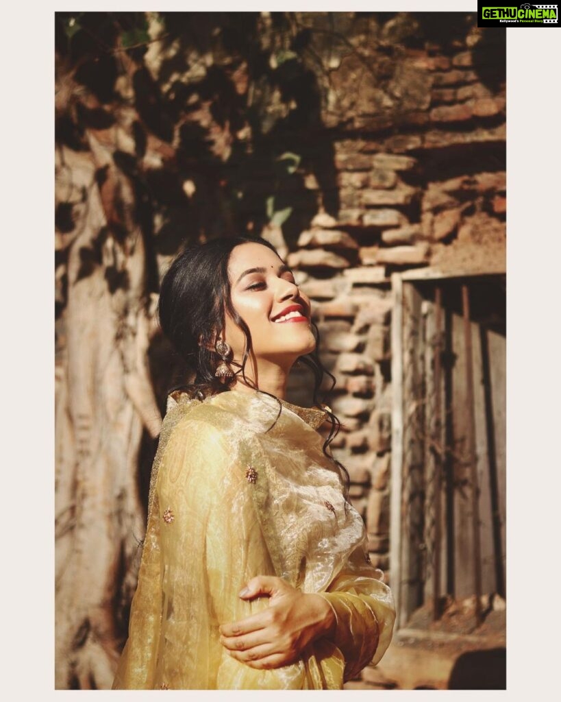 Actress Mirnalini Ravi HD Photos and Wallpapers April 2020 - Gethu Cinema