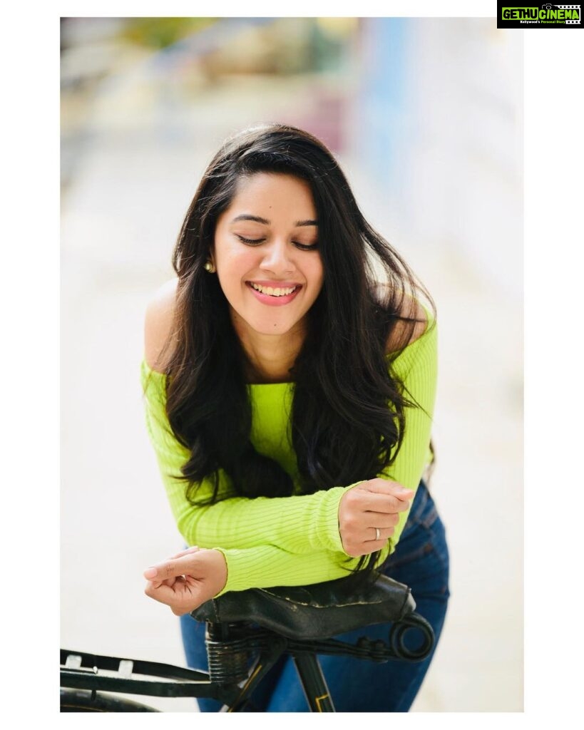 Actress Mirnalini Ravi HD Photos and Wallpapers April 2020 - Gethu Cinema