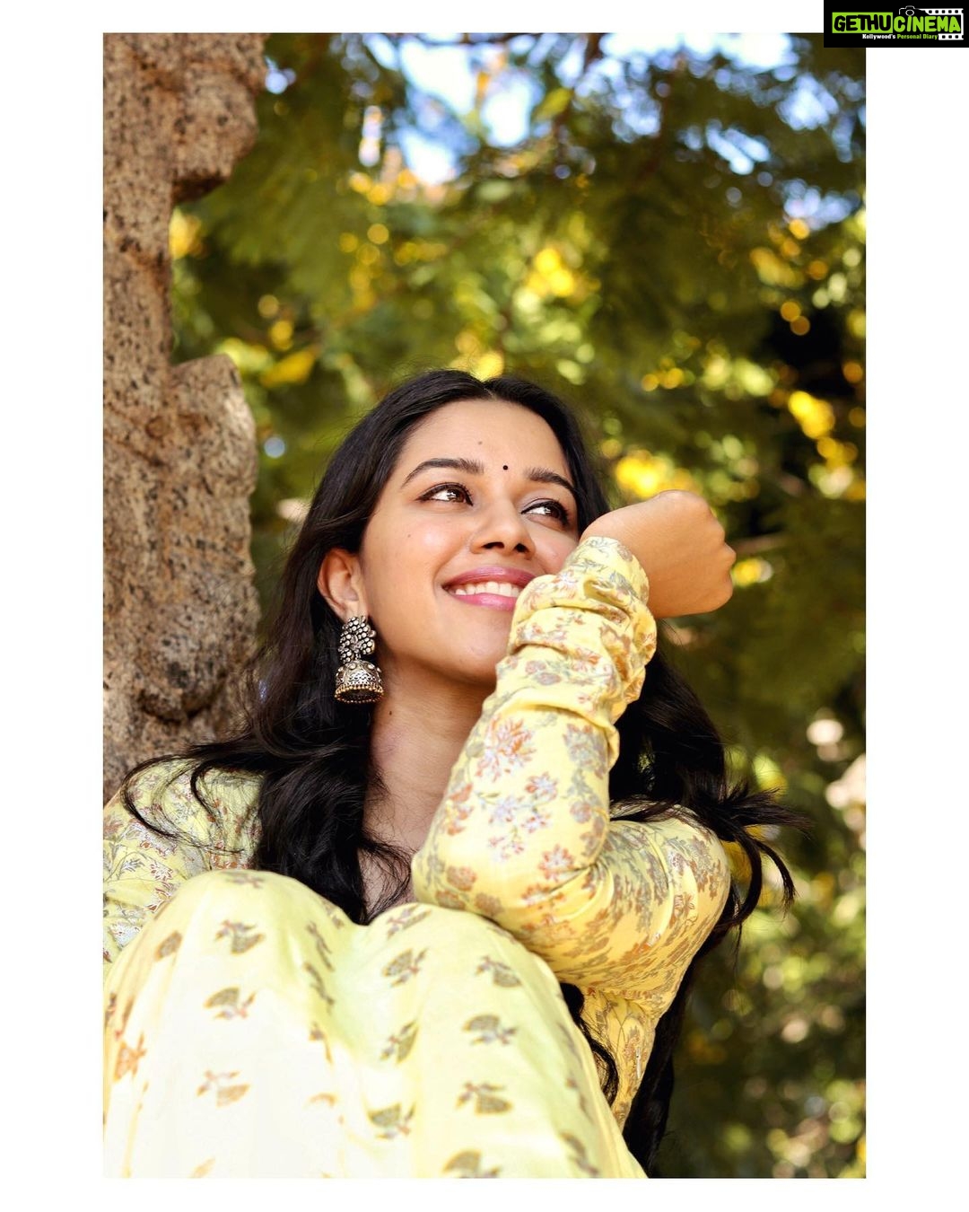 Actress Mirnalini Ravi HD Photos and Wallpapers March 2020 - Gethu Cinema