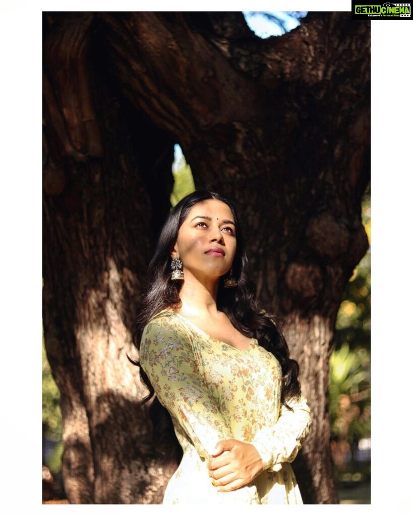 Actress Mirnalini Ravi HD Photos and Wallpapers March 2020 - Gethu Cinema