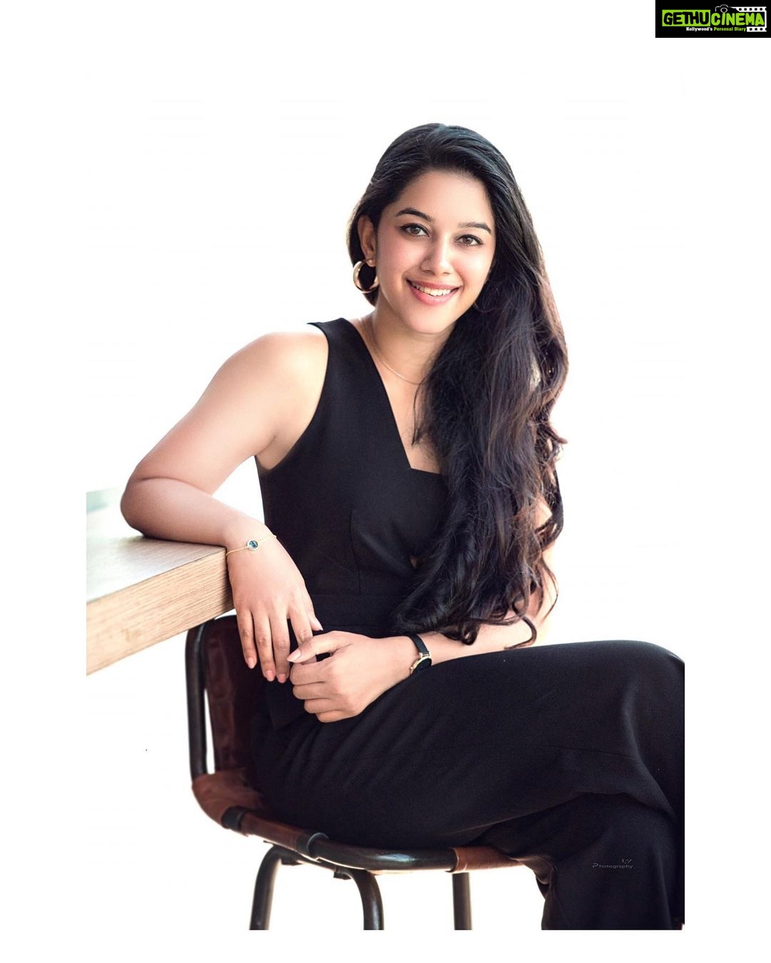 Mirnalini Ravi Instagram – Glow-Getter 💛 Pc : @vijayvendhan Mua ...