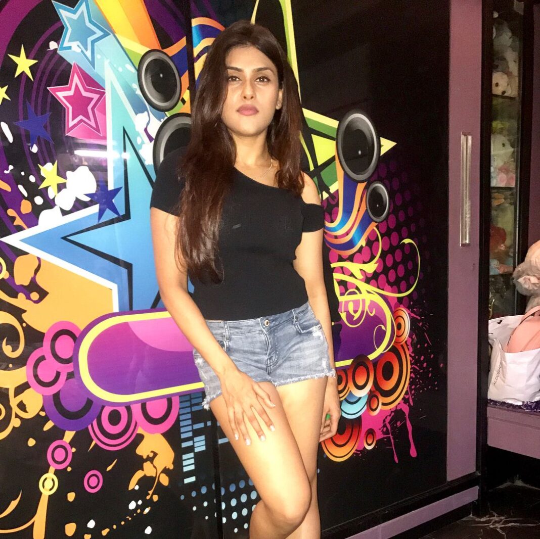 Actress Naira Shah HD Photos and Wallpapers June 2018 - Gethu Cinema