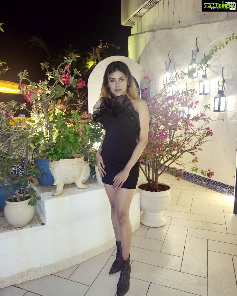 Actress Naira Shah HD Photos and Wallpapers May 2022 - Gethu Cinema