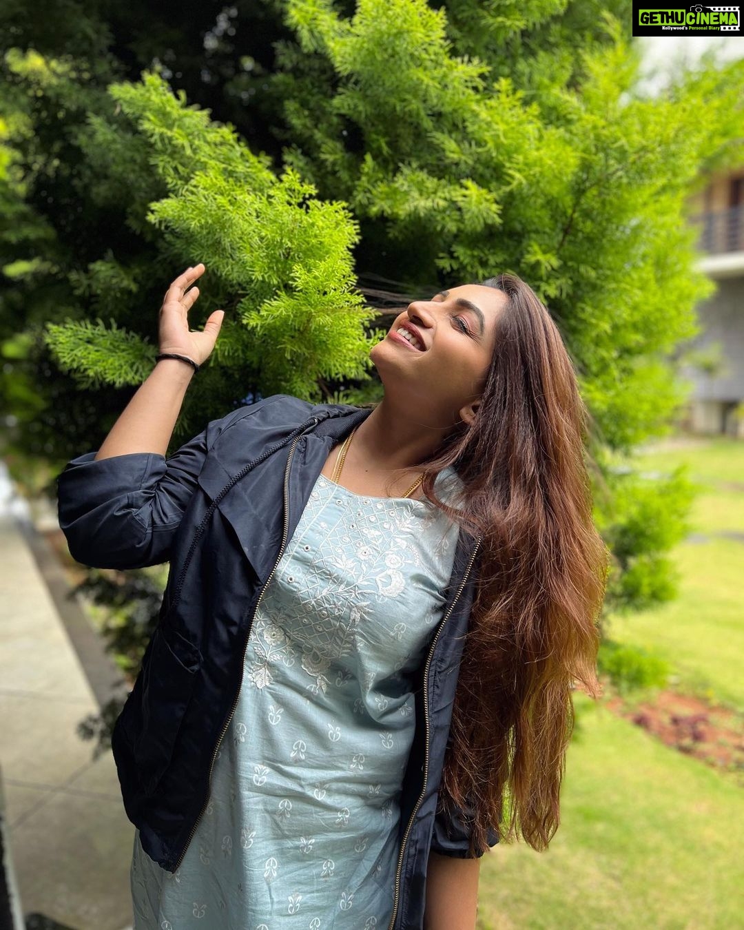 Nakshathra Nagesh Instagram - 1. When the husband pulls out his phone ...