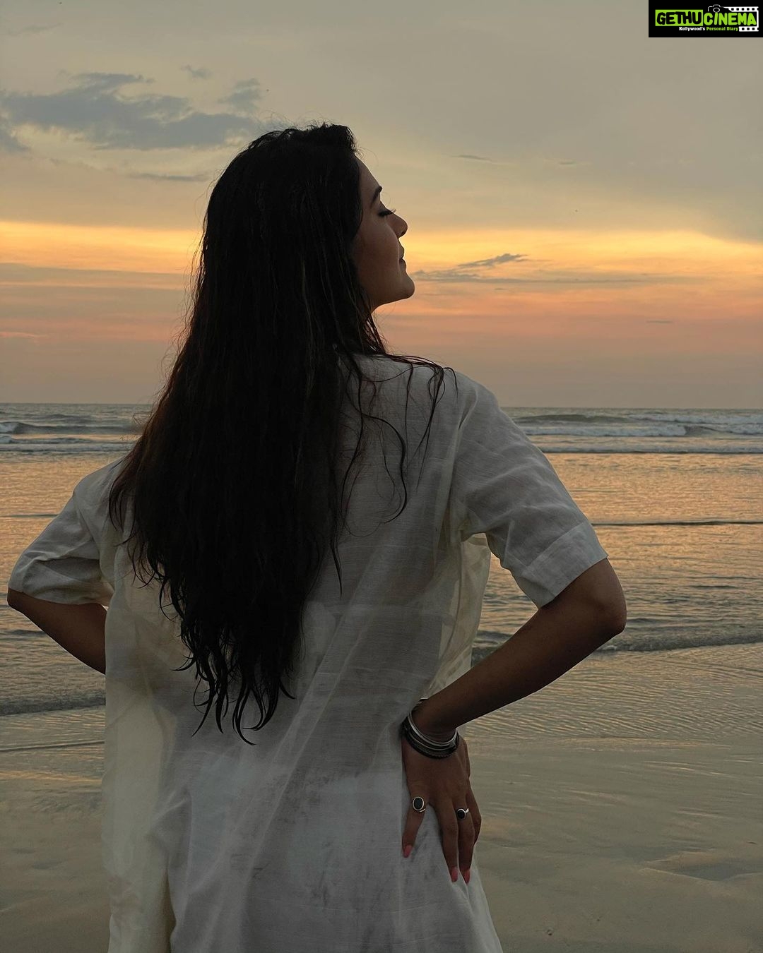 Payal Rajput Instagram – Adore gold skies 🌅…. #mesmerizing 🌸 Goa ...