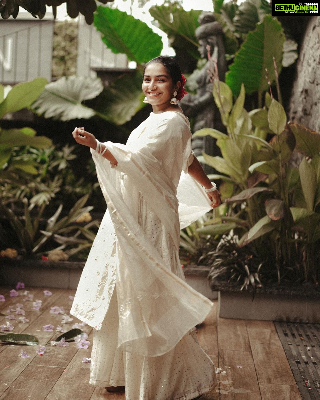 Rajisha Vijayan Instagram – ഉത്രാടം 🌸 May this day bring you loads of ...