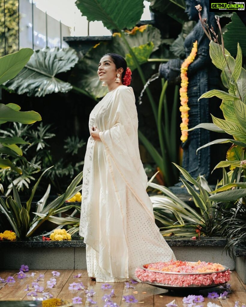 Rajisha Vijayan Instagram – ഉത്രാടം 🌸 May this day bring you loads of ...