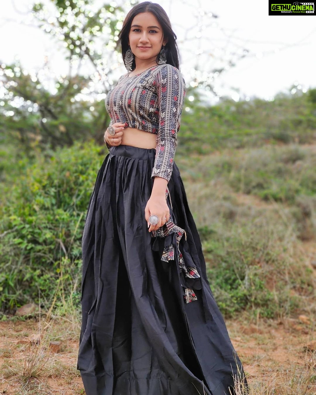 Raveena Daha Instagram - இதயம் முழுதும் இருக்கும் இந்த தயக்கம் எங்கு ...