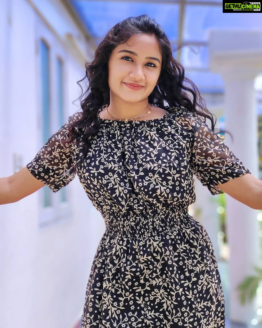 Raveena Daha Instagram – நான் இங்கே, நீயும் அங்கே…இந்த தனிமையில் ...