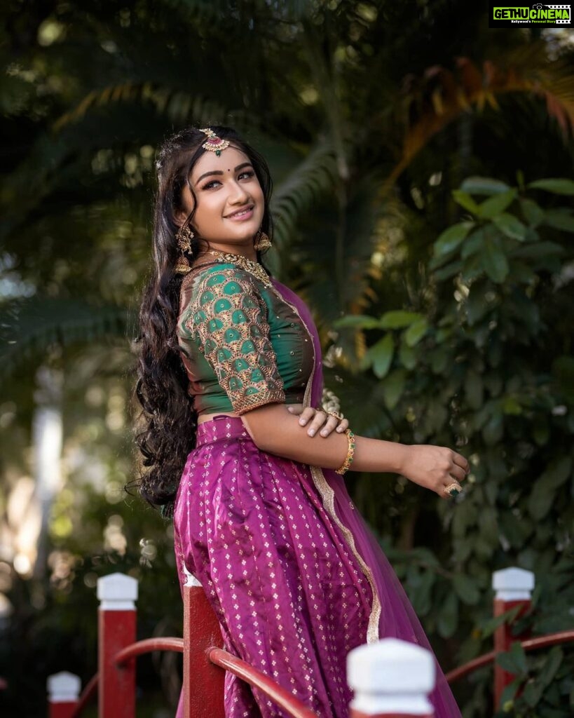 Raveena Daha Instagram – நீயே…. இரவும் பகலும் நீயே 💙💙 Makeup &hair ...