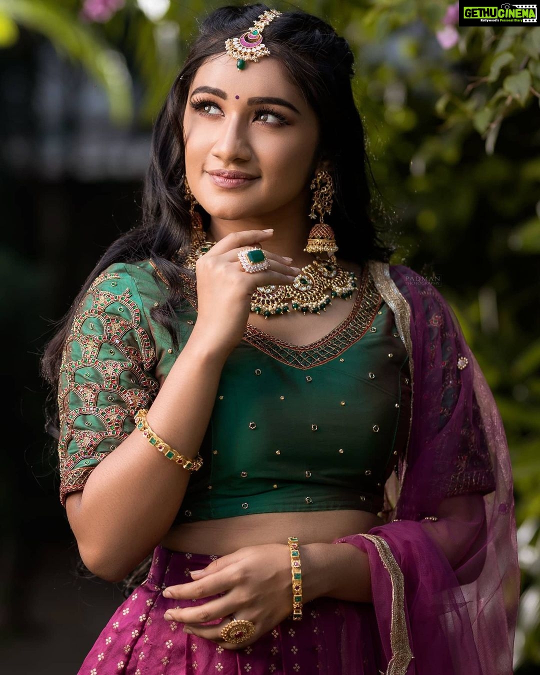 Raveena Daha Instagram – நீயே…. இரவும் பகலும் நீயே 💙💙 Makeup &hair ...