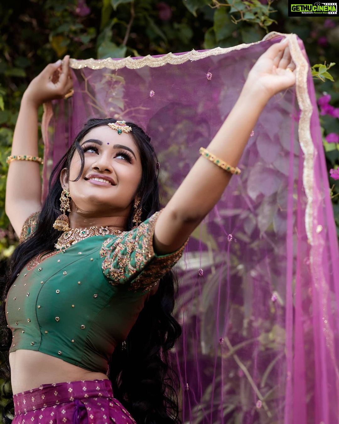 Raveena Daha Instagram – நீயே…. இரவும் பகலும் நீயே 💙💙 Makeup &hair ...