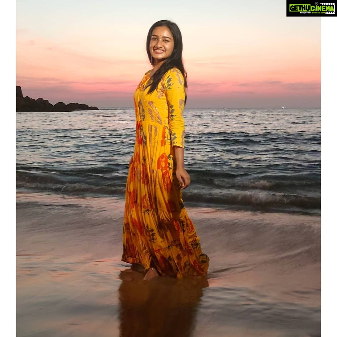 Raveena Daha Instagram – Dressed in YELLOW, She says HELLO, come sit ...