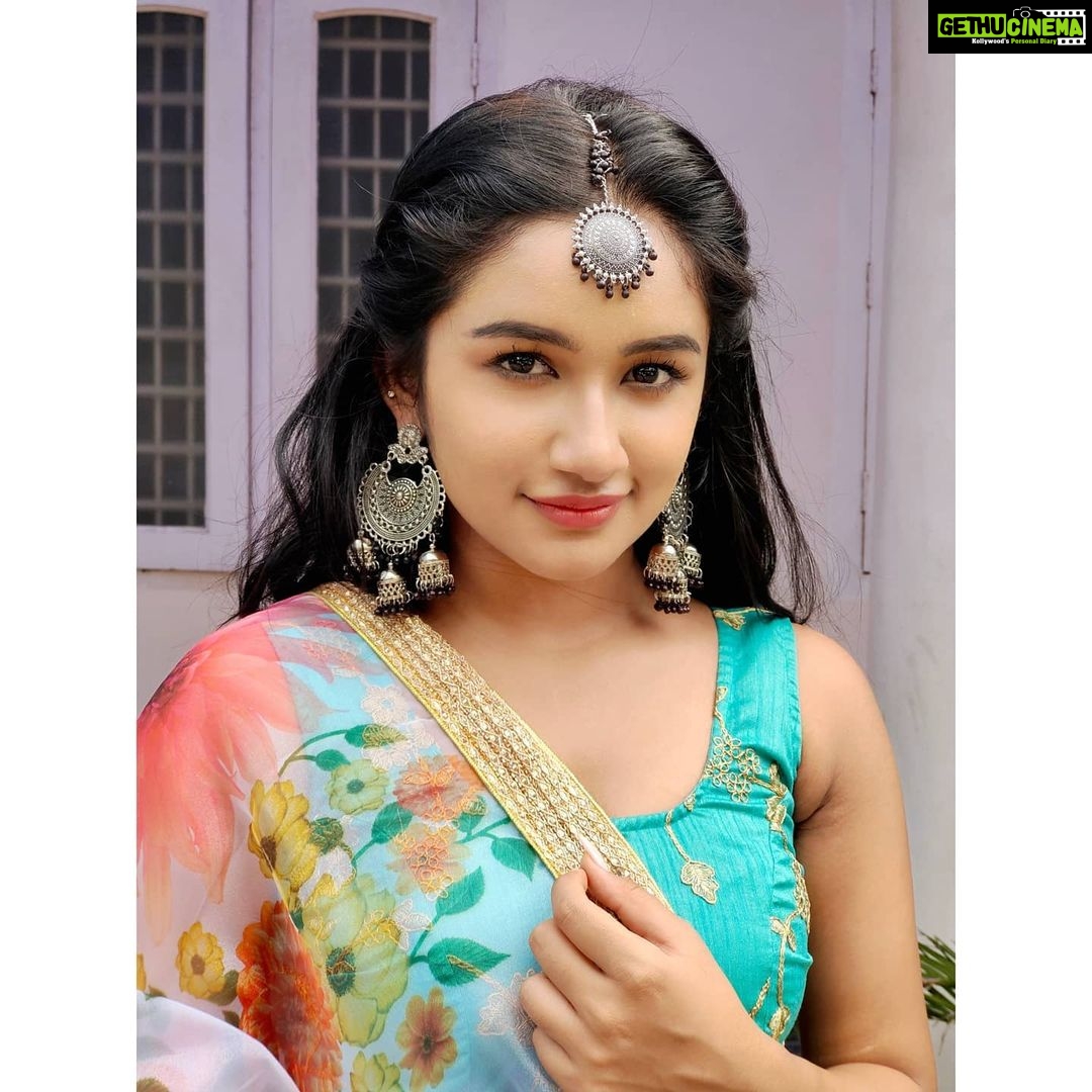 Raveena Daha Instagram – Merry Christmas 🎄⛄ Gorgeous Lehenga from:@she ...