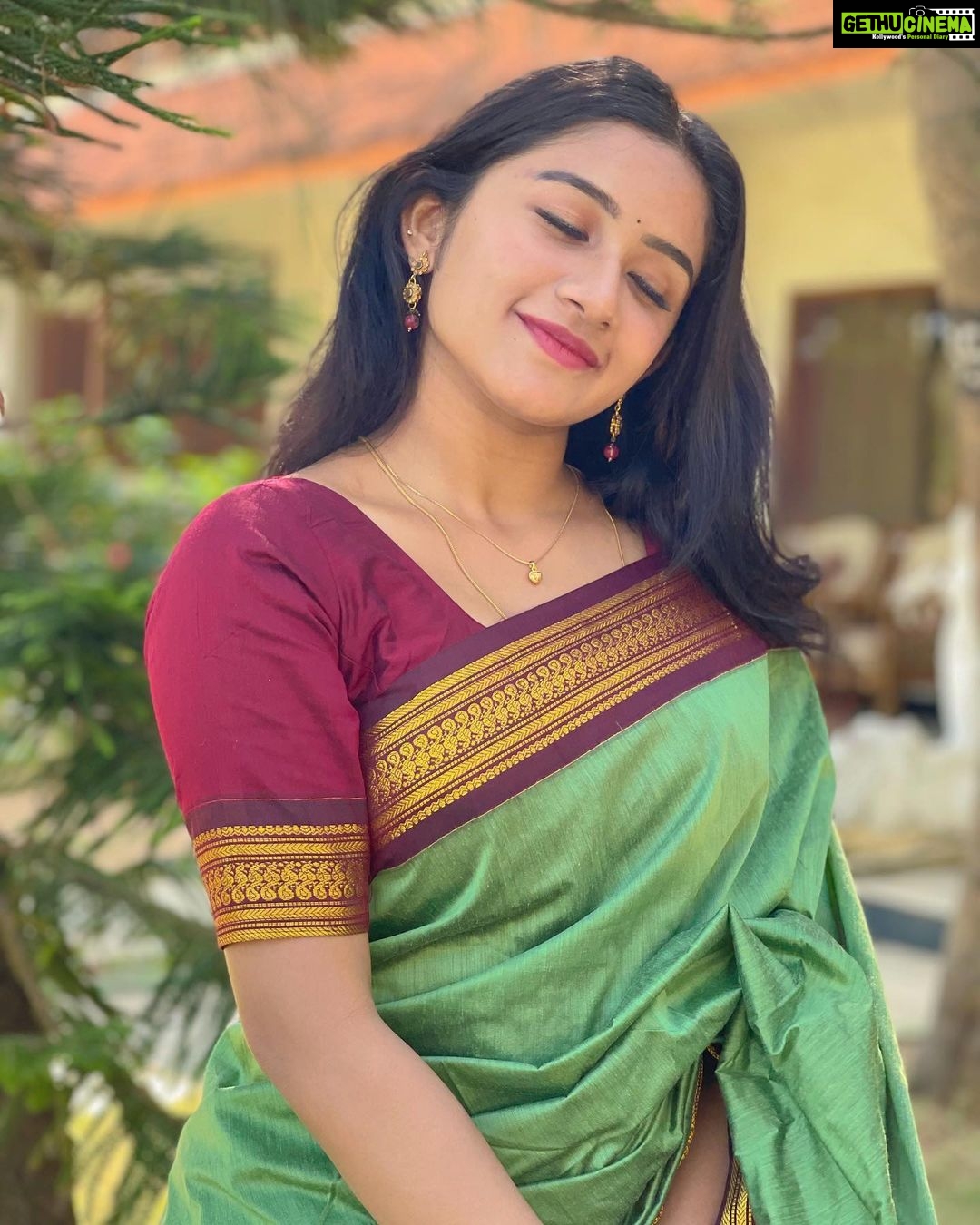 Raveena Daha Instagram – Manja kaatu maina 💛😝 Beautiful makeup by ...