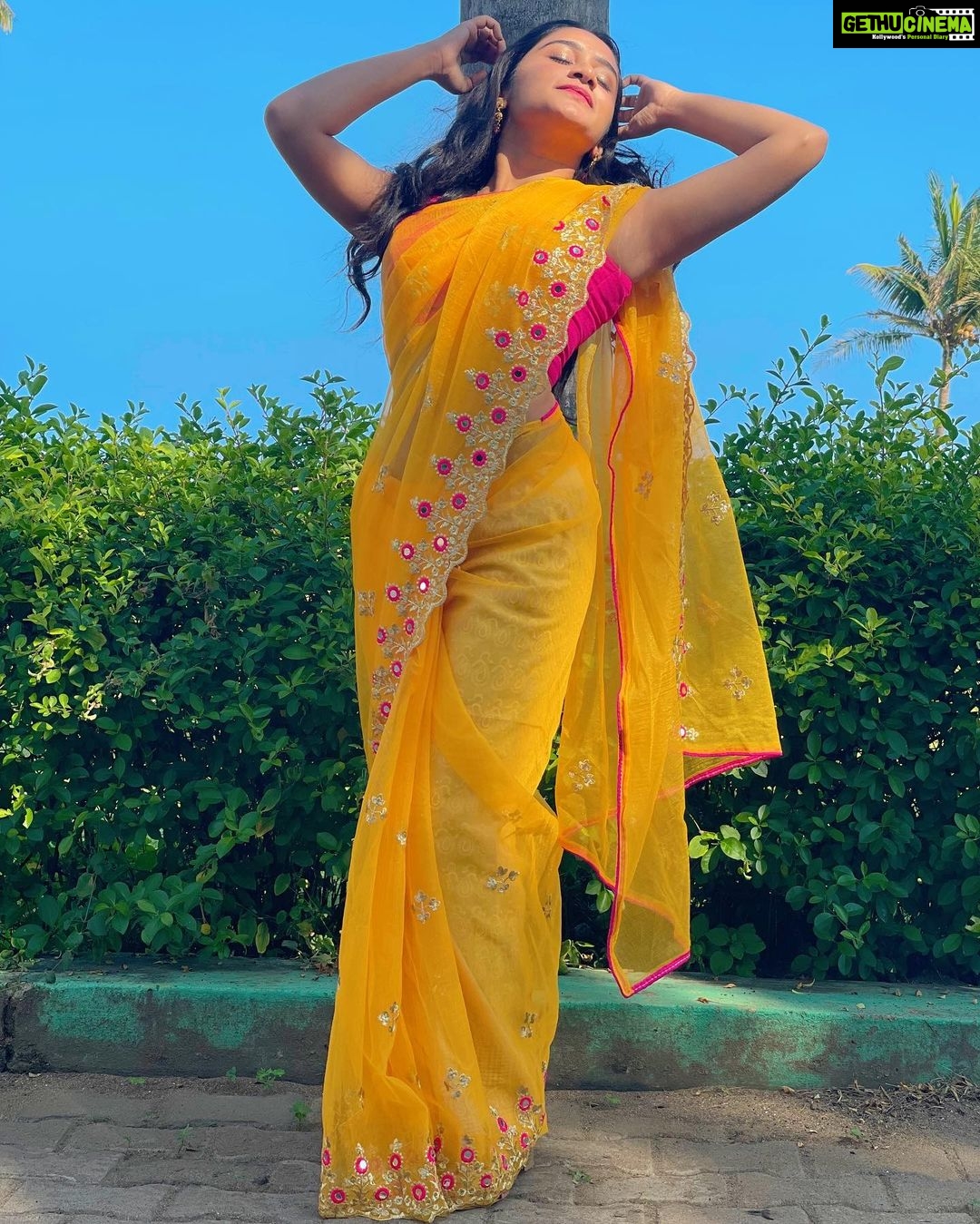 Raveena Daha Instagram – இருள் இல்லை என்றால் நிலவு கூட அழகில்லை💯🖤 ...