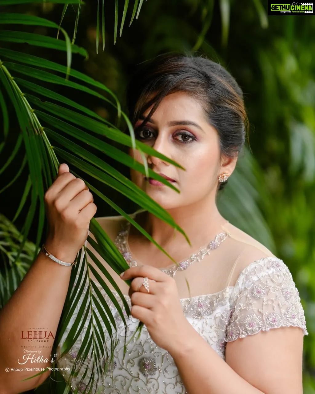 Actress Sarayu Mohan HD Instagram Photos and Wallpapers July 2022 ...