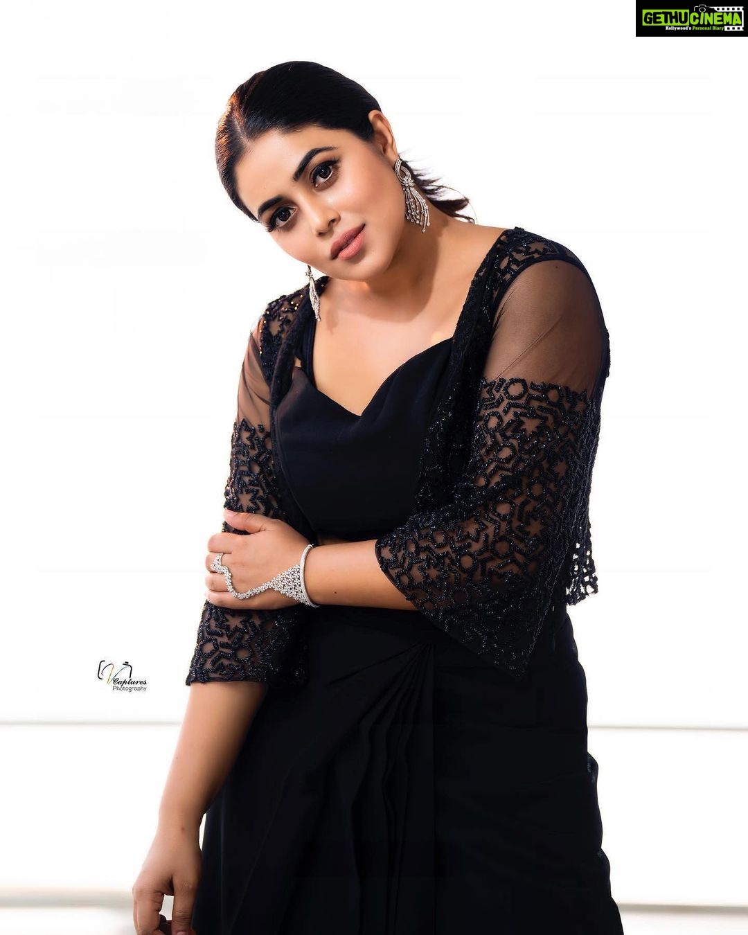 Shamna Kasim Instagram – Styled by: @impriyankasahajananda outfit ...