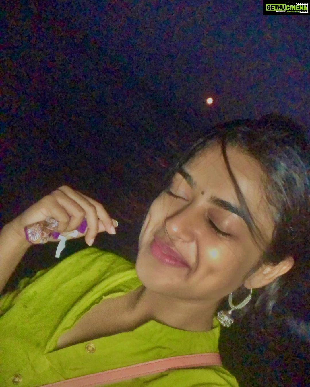 Siddhi Idnani Instagram – As the full moon finds its place in the ...