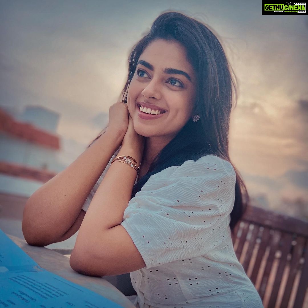 Siddhi Idnani Instagram – As the full moon finds its place in the ...