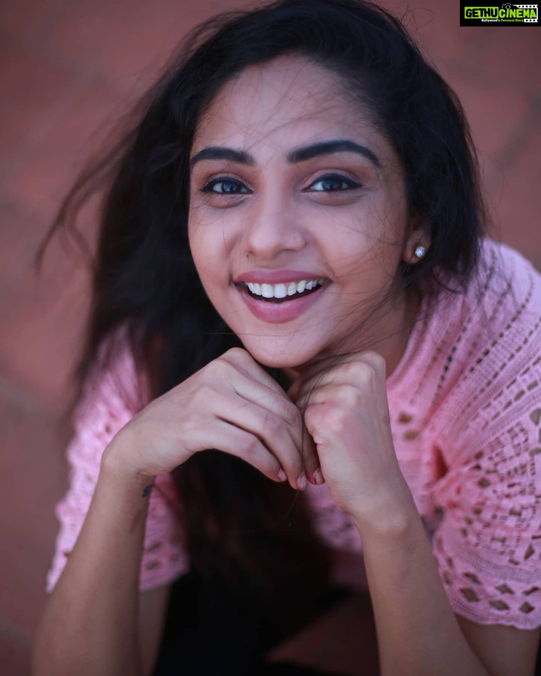 Smruthi Venkat Instagram – Nothing shakes the smiling heart Pc @martindon | Gethu Cinema